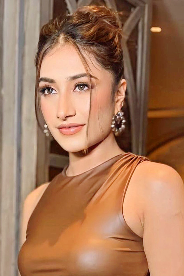 మనం గెలిచాం: అనుష్క శర్మతో కలిసి ధనశ్రీ ఫోజులు (ఫొటోలు) | Dhanashree Verma Poses With Anushka ...